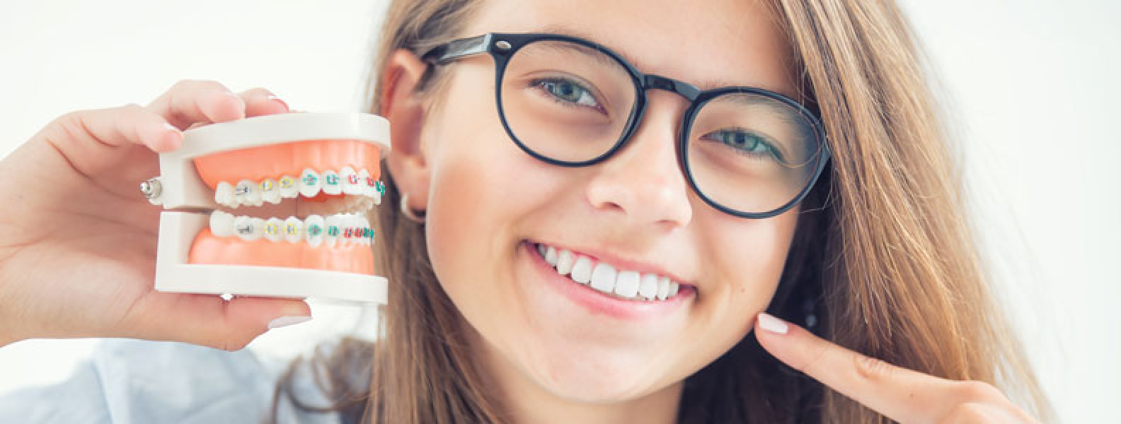 ¿Es posible alinear los dientes sin brackets? - Raga Ortodoncia